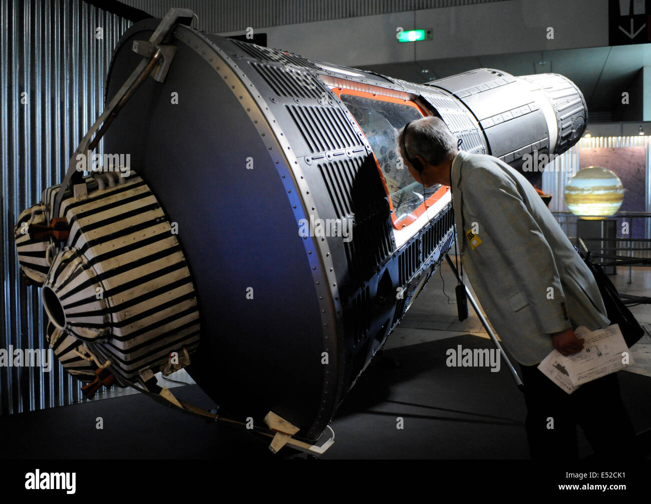 (140718) -- TOKYO, July 18, 2014 (Xinhua) -- A man looks at a replica ...