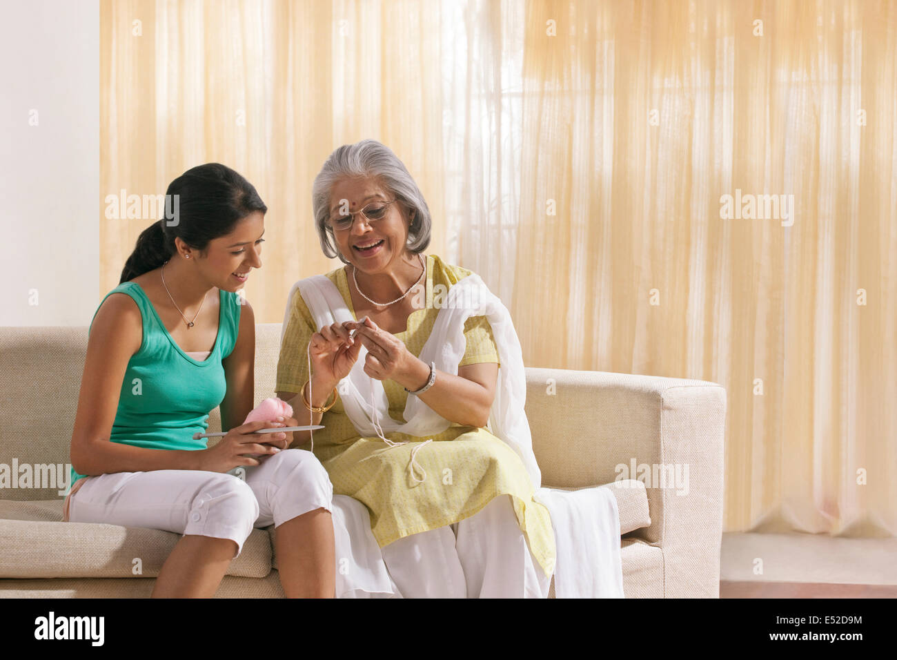 Grandmother teaching granddaughter how to knit Stock Photo - Alamy