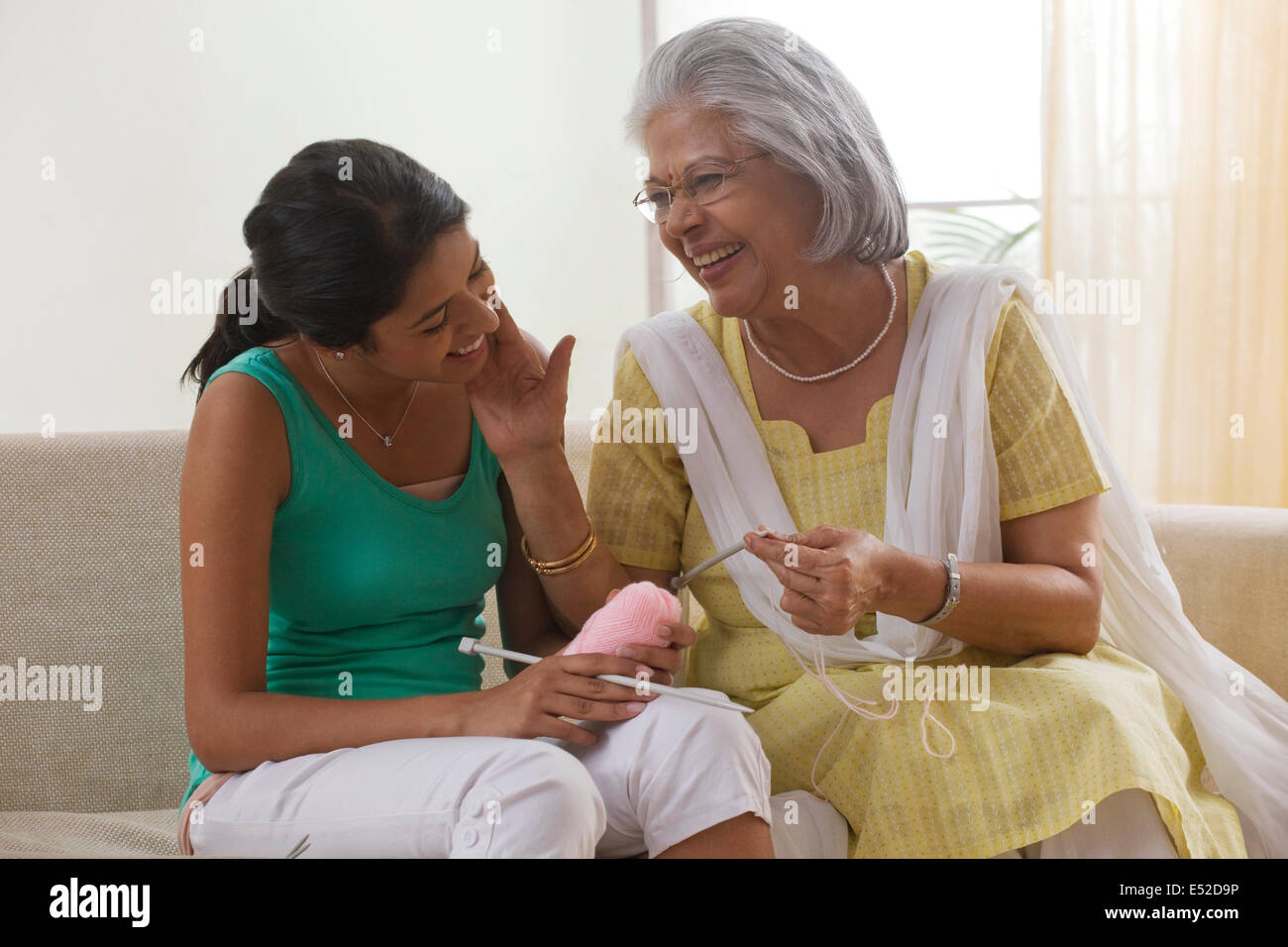 Grandmother teaching granddaughter how to knit Stock Photo - Alamy