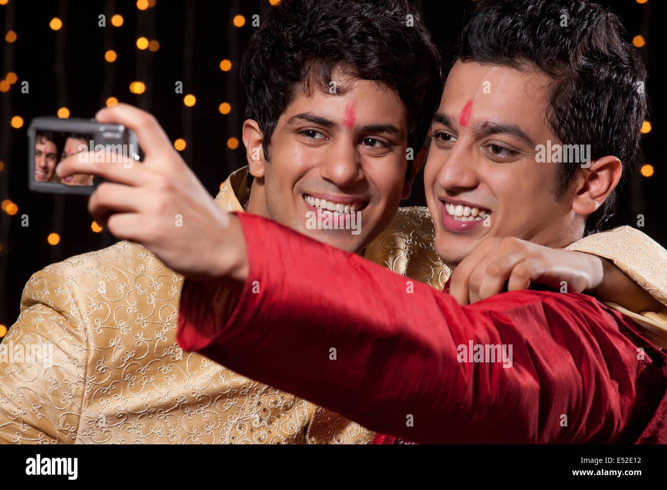 Men with camera taking a self portrait Stock Photo - Alamy