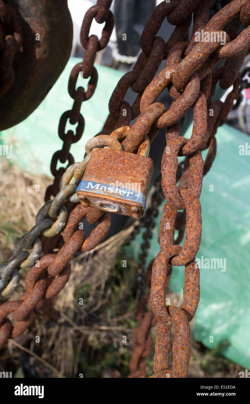 Rusty chains and padlock Stock Photo - Alamy