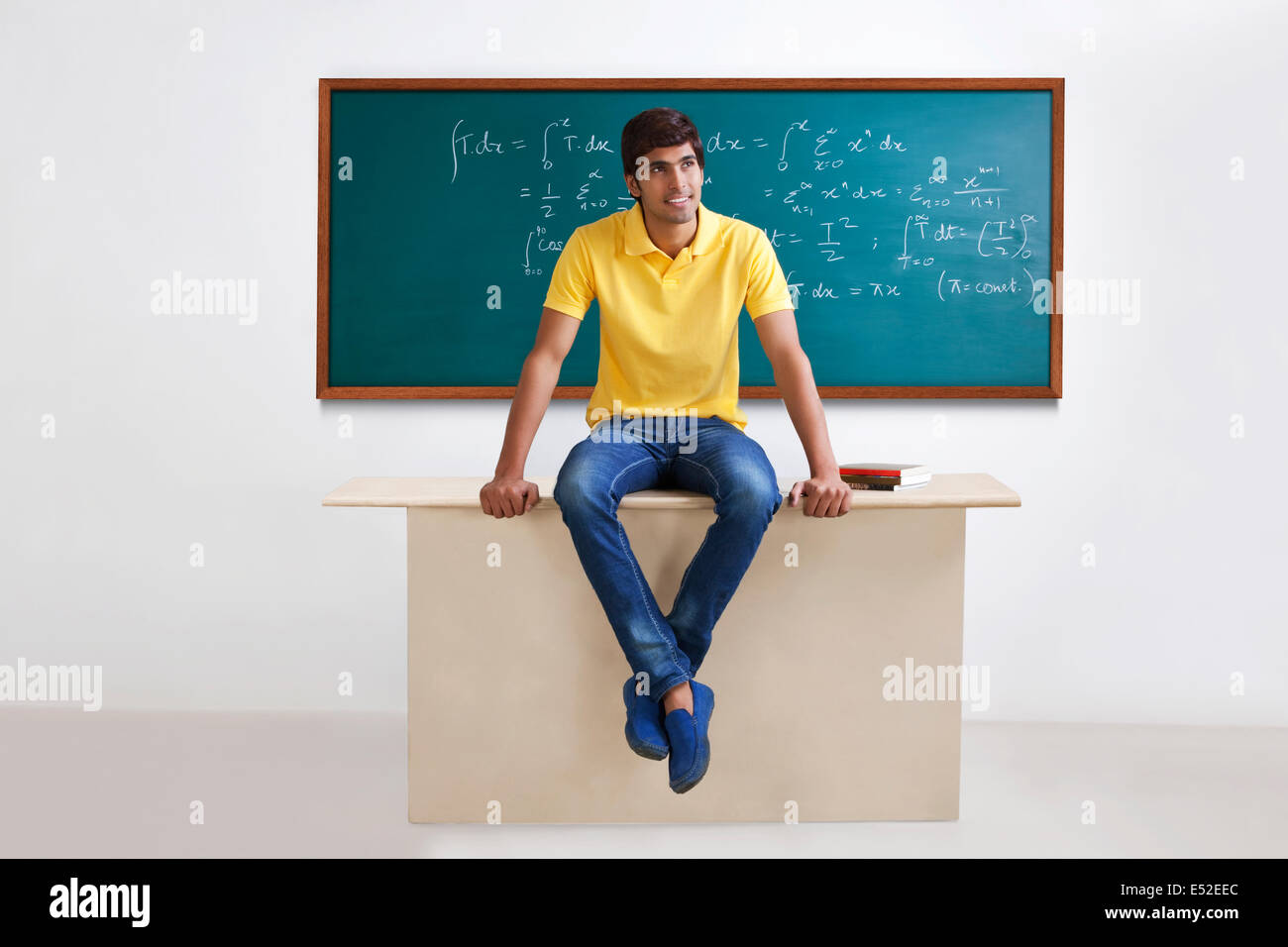 Table full of photographs hi-res stock photography and images - Alamy