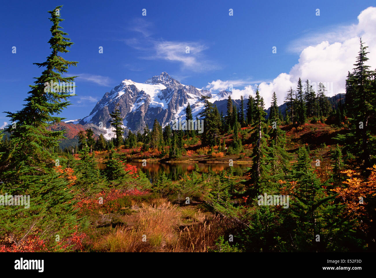 Mount Shucksan in the North Cascade Range of mountains in autumn Stock ...