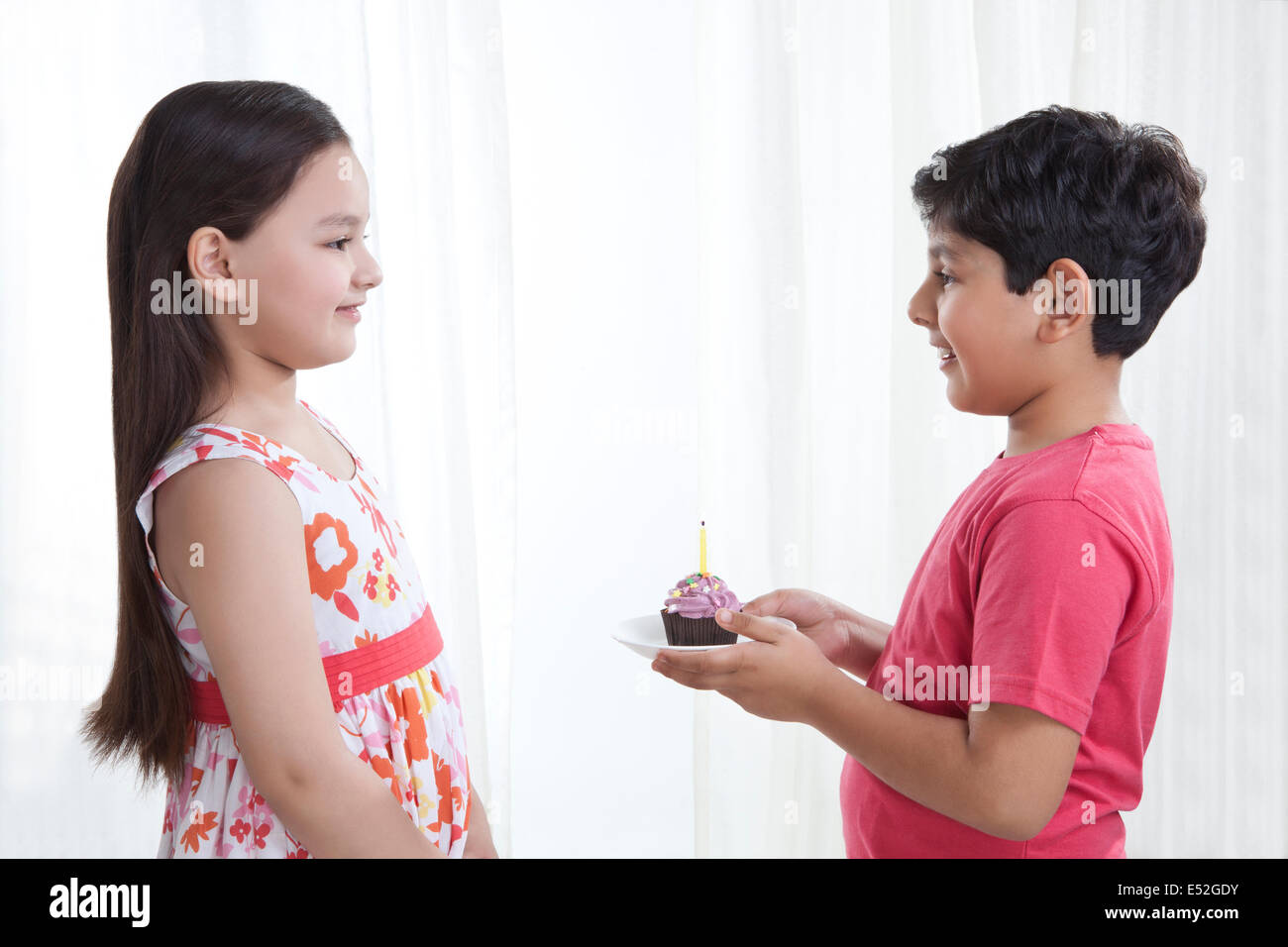 Giving food children hi-res stock photography and images - Alamy