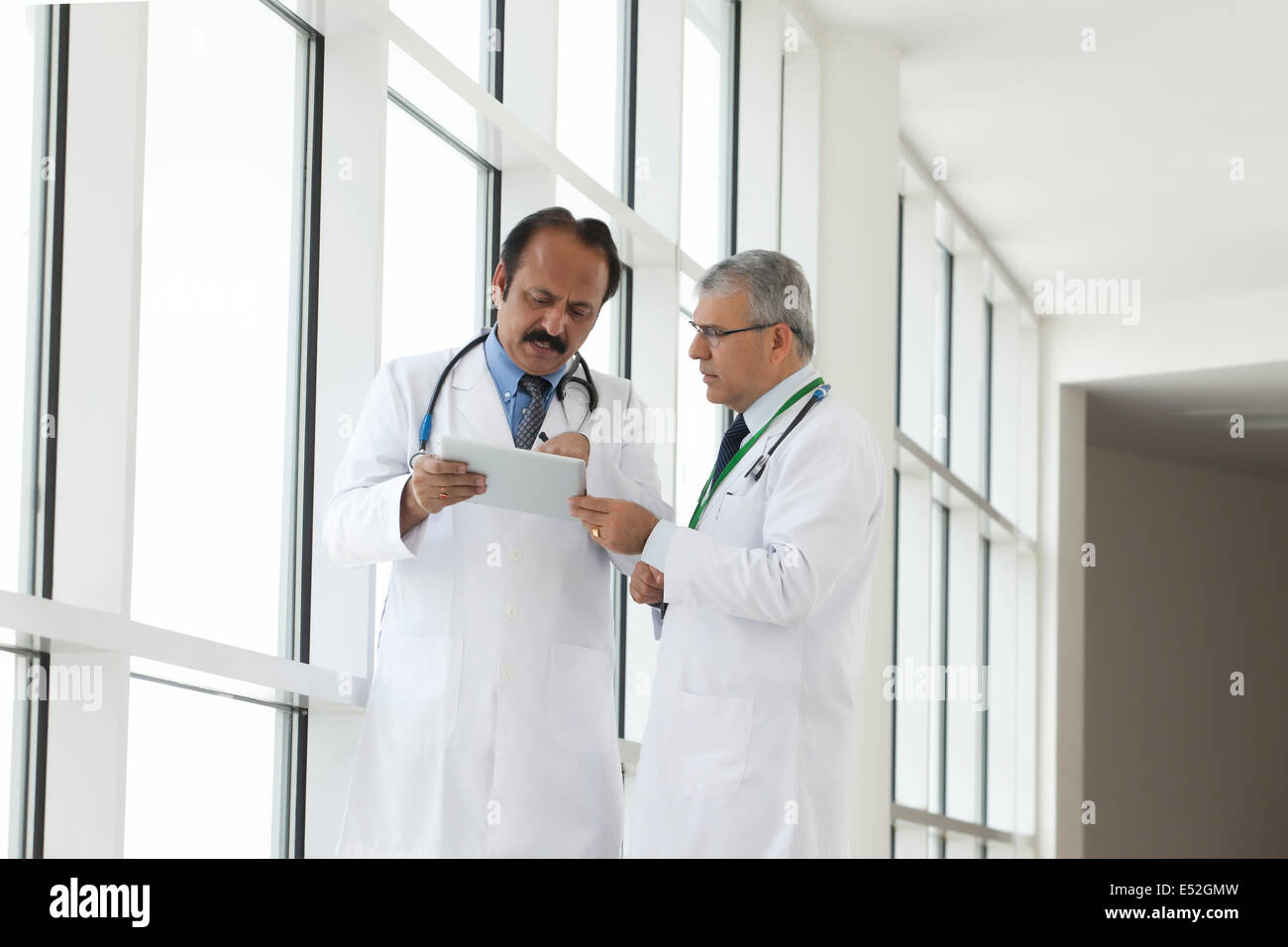 Two doctors hi-res stock photography and images - Alamy