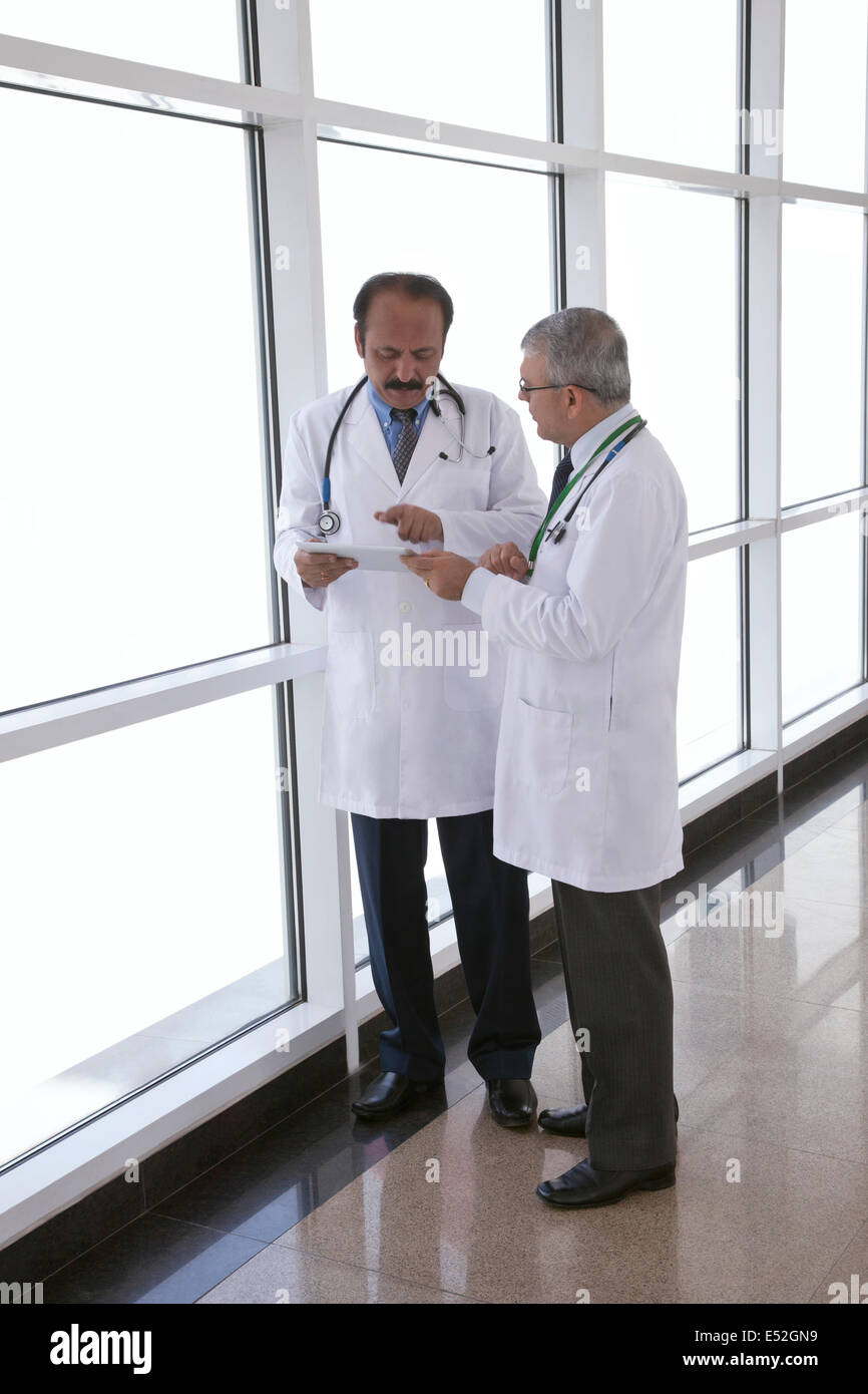 Doctors and technology hi-res stock photography and images - Alamy