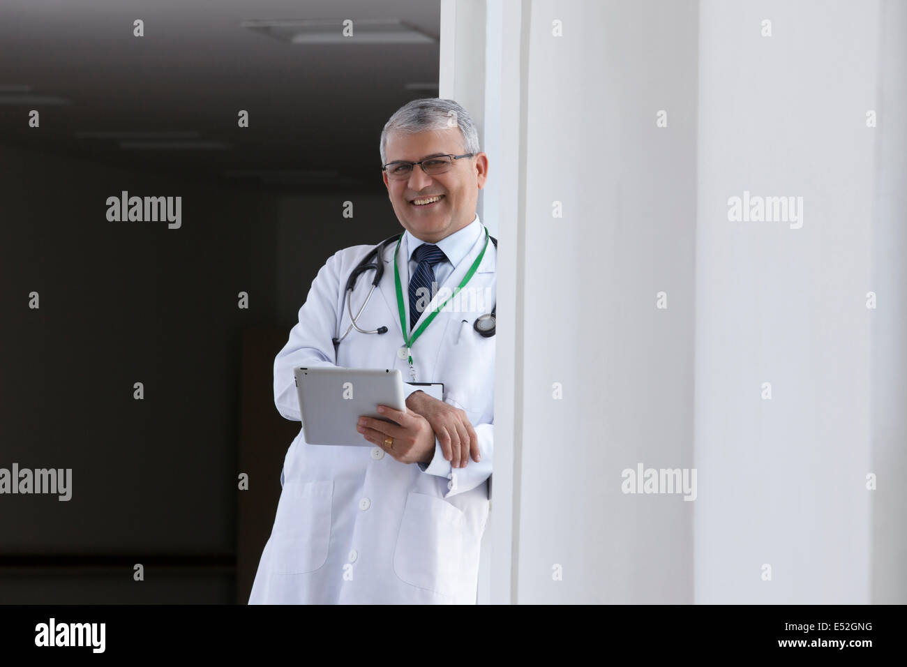 Doctor smiling portrait hi-res stock photography and images - Alamy