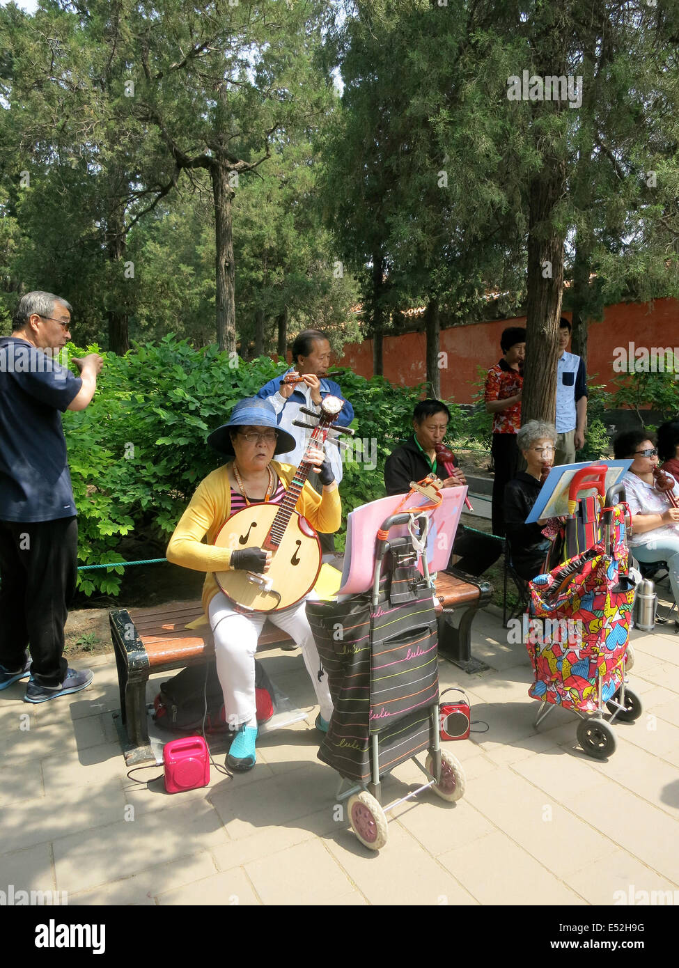 musicians in garden of Coal Hill Jinshan Gongyuan Beijing China Stock ...