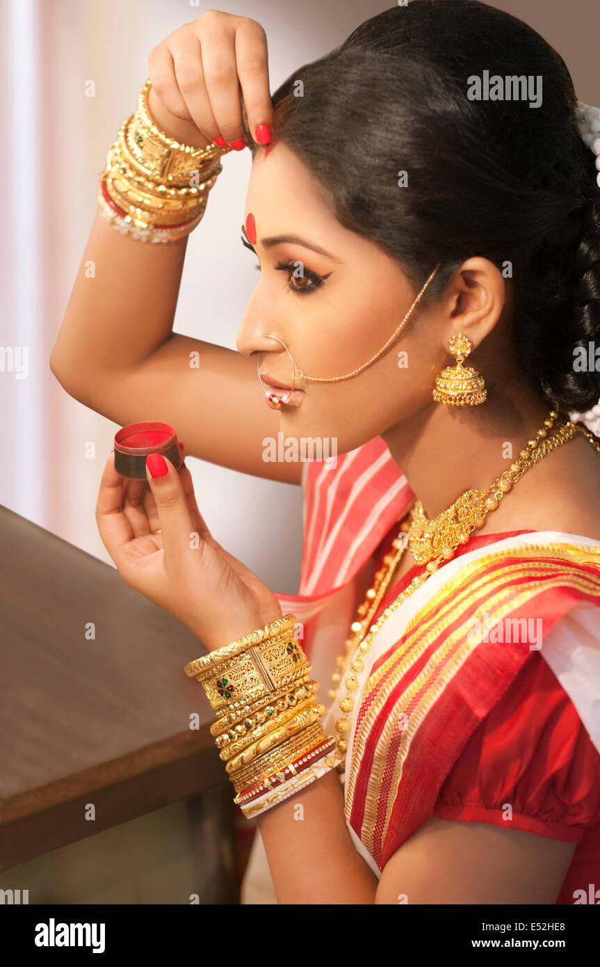 Woman applying sindoor hi-res stock photography and images - Alamy