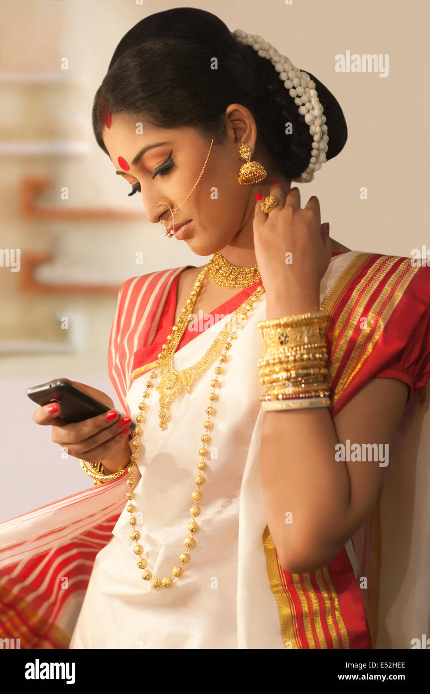Bengali woman mobile phone hi-res stock photography and images - Alamy