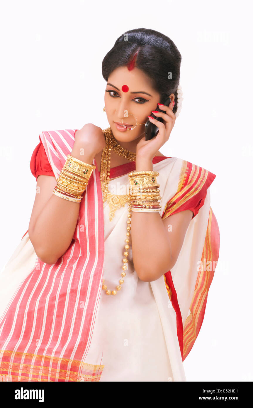 Bengali woman mobile phone hi-res stock photography and images - Alamy