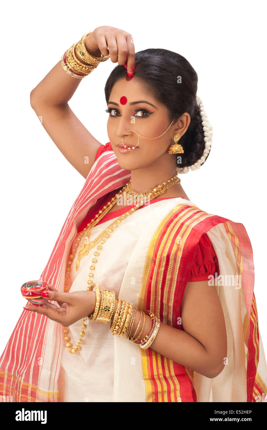Woman applying sindoor hi-res stock photography and images - Alamy