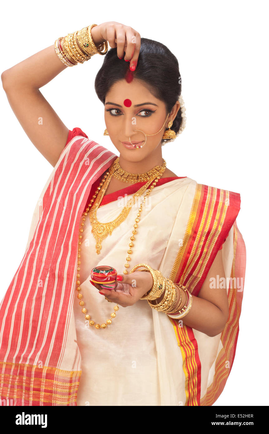 Bengali woman putting sindoor on hi-res stock photography and images ...