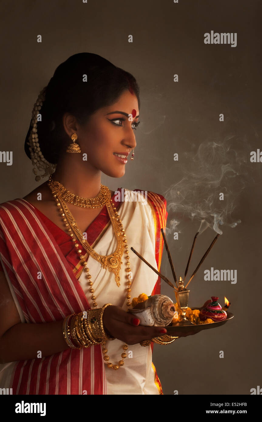 Bengali woman holding pooja thali hi-res stock photography and images ...