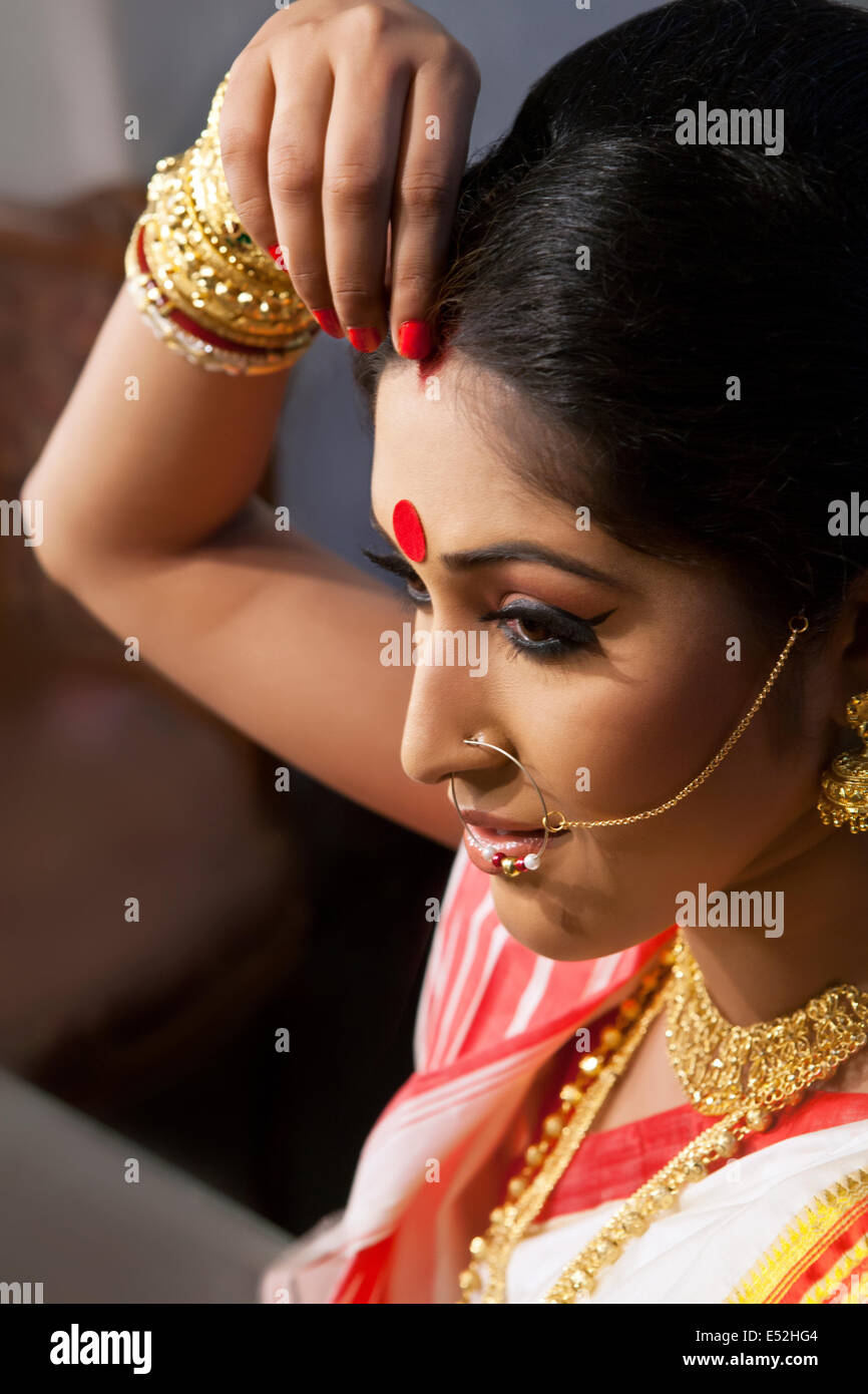 Bengali woman putting sindoor on hi-res stock photography and images ...