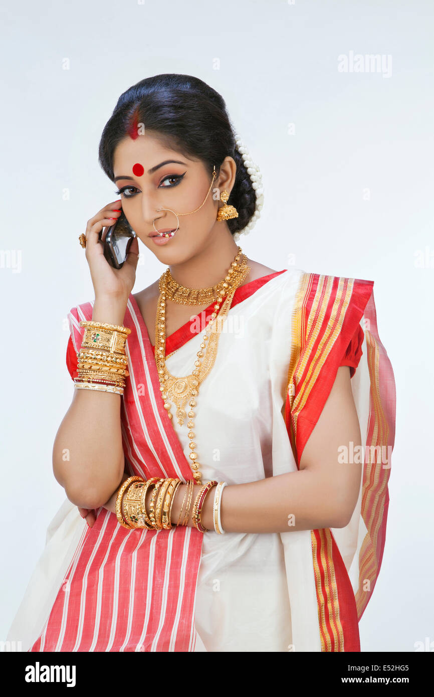 Bengali woman talking on a mobile phone Stock Photo - Alamy