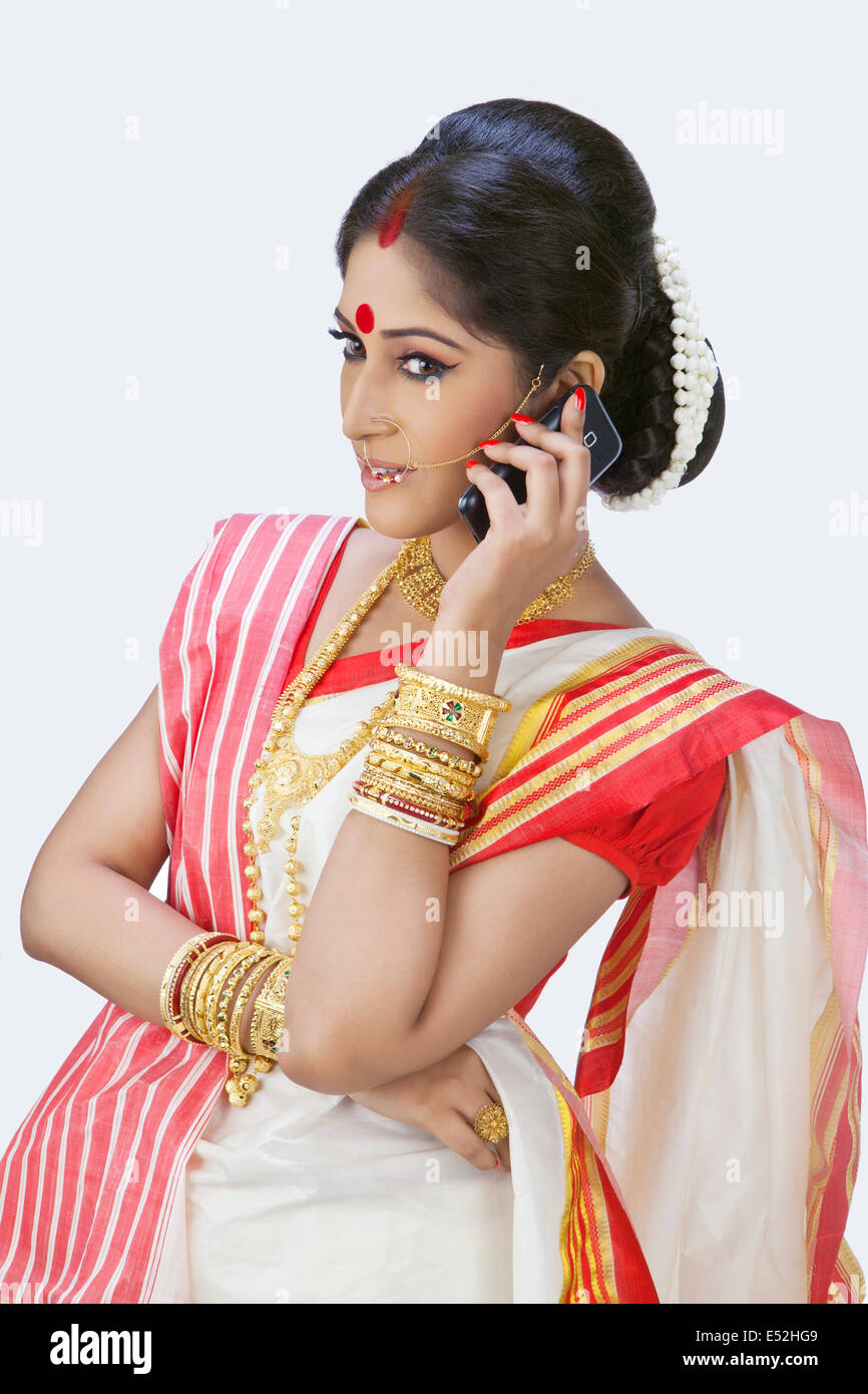 Bengali woman mobile phone hi-res stock photography and images - Alamy