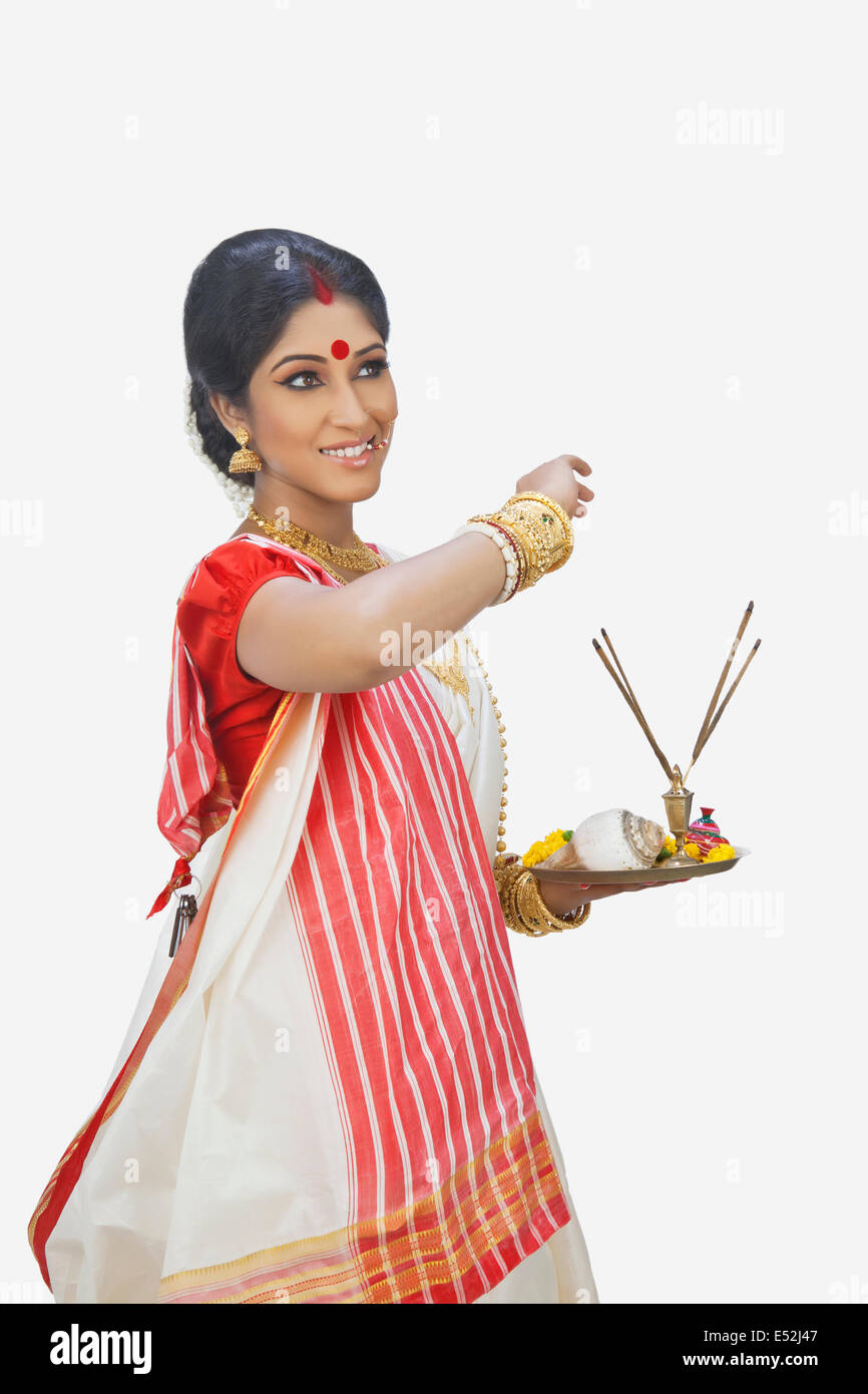 Bengali woman holding pooja thali hi-res stock photography and images ...