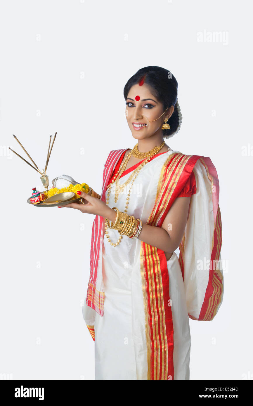 Portrait of Bengali woman with puja thali Stock Photo - Alamy