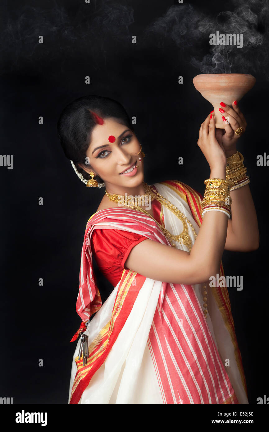 Portrait bengali woman holding dhunuchi hi-res stock photography and images - Alamy