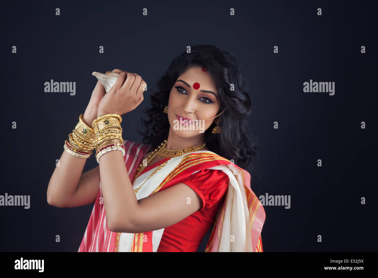 Bengali woman holding conch shell hi-res stock photography and images ...