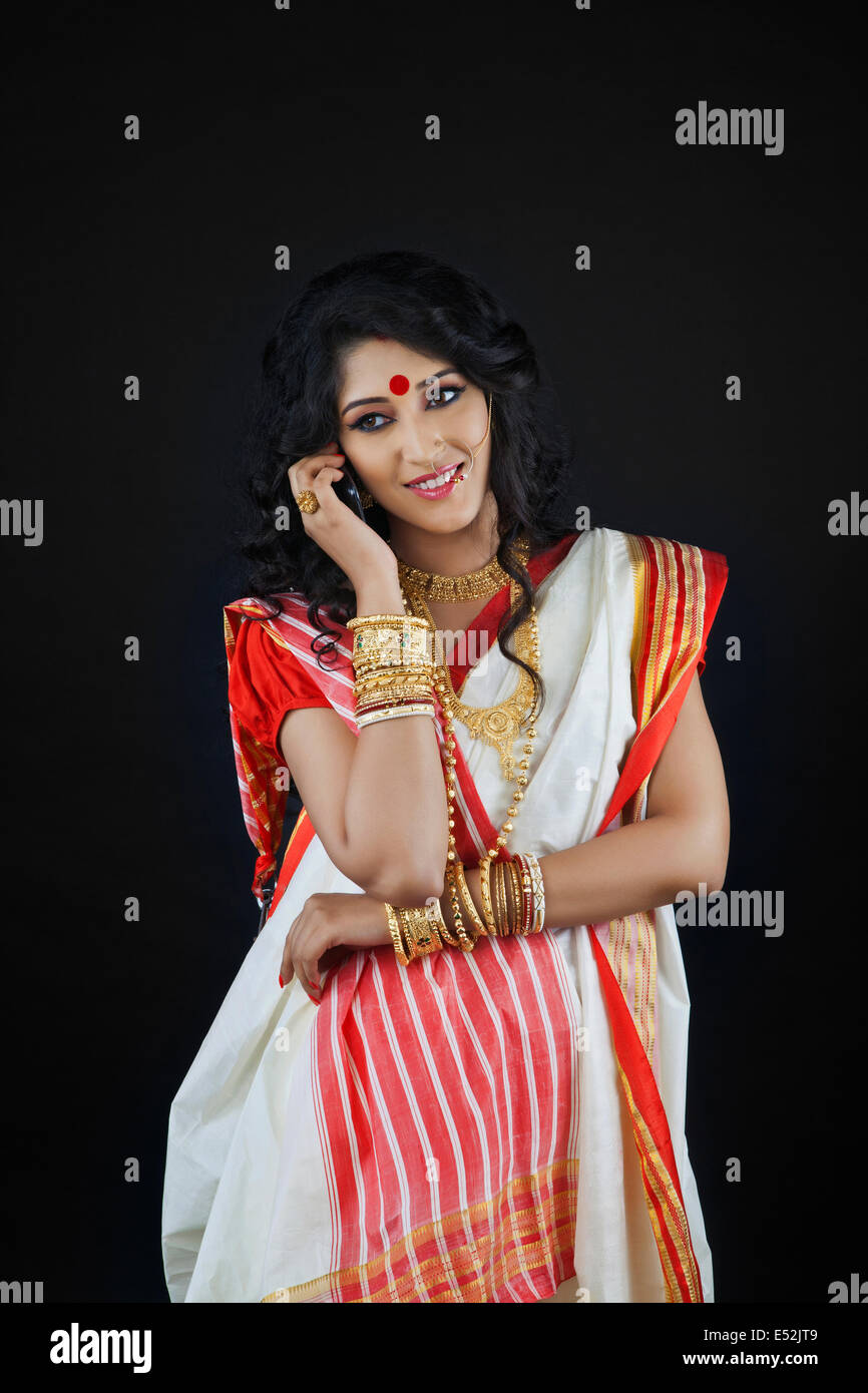 Bengali woman talking on a mobile phone Stock Photo - Alamy