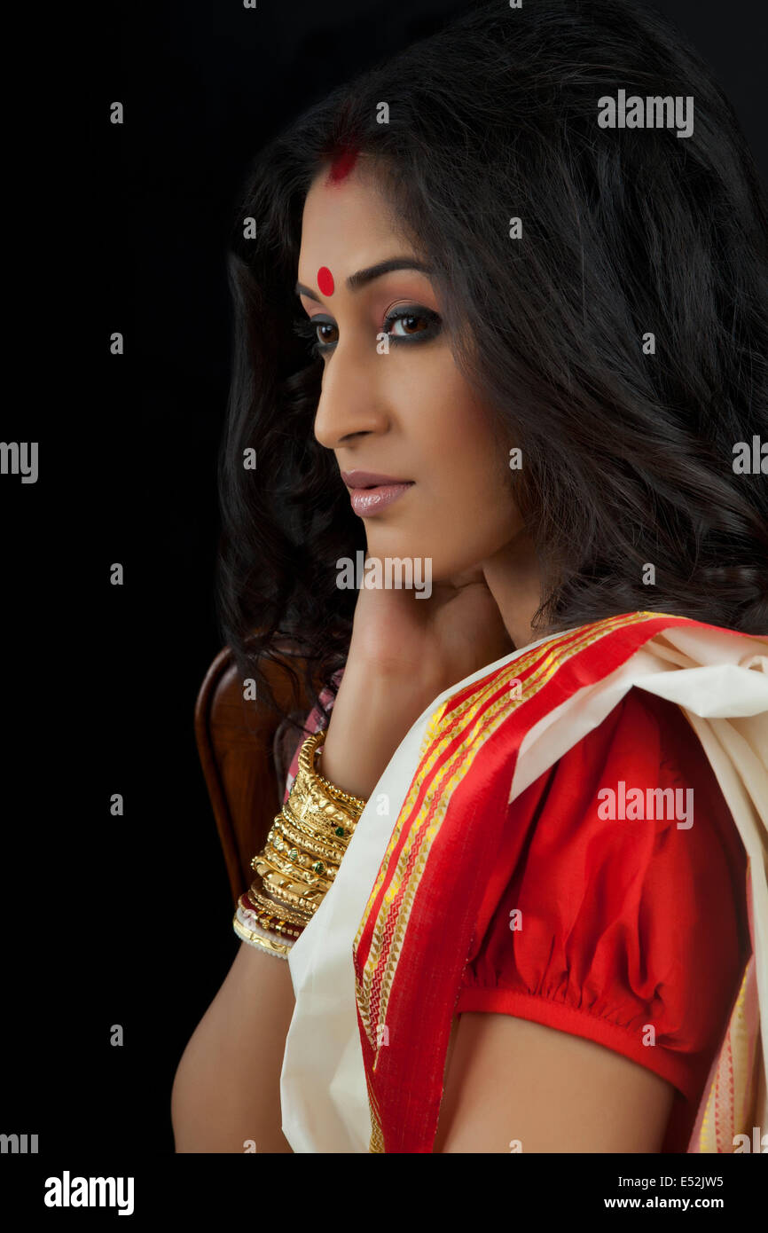 Indian woman, profile, sari hi-res stock photography and images - Alamy