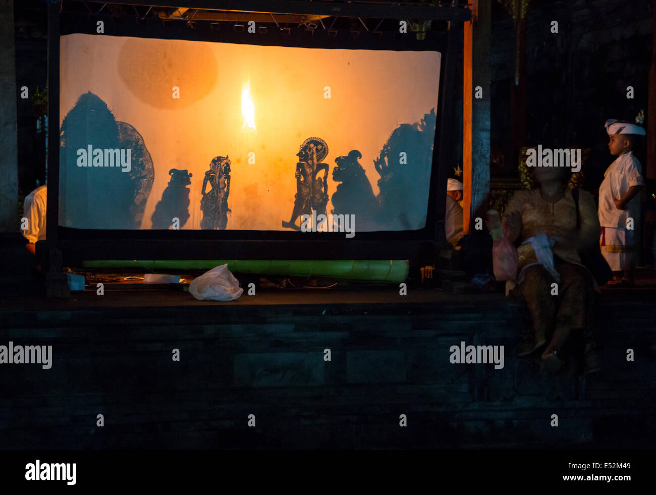 Balinese shadow puppet show hi-res stock photography and images - Alamy