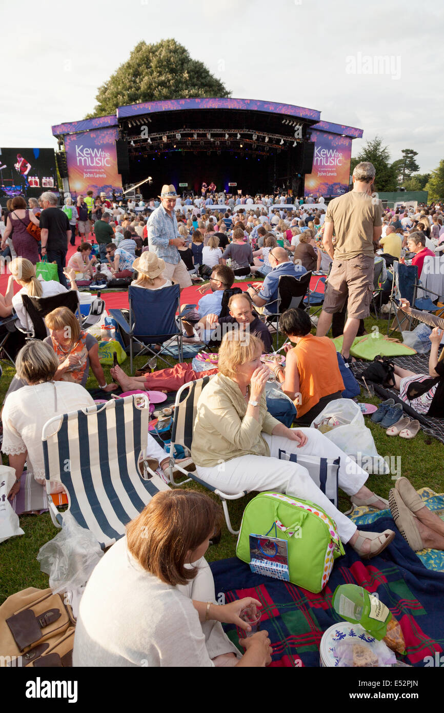 Concert goers hi-res stock photography and images - Alamy