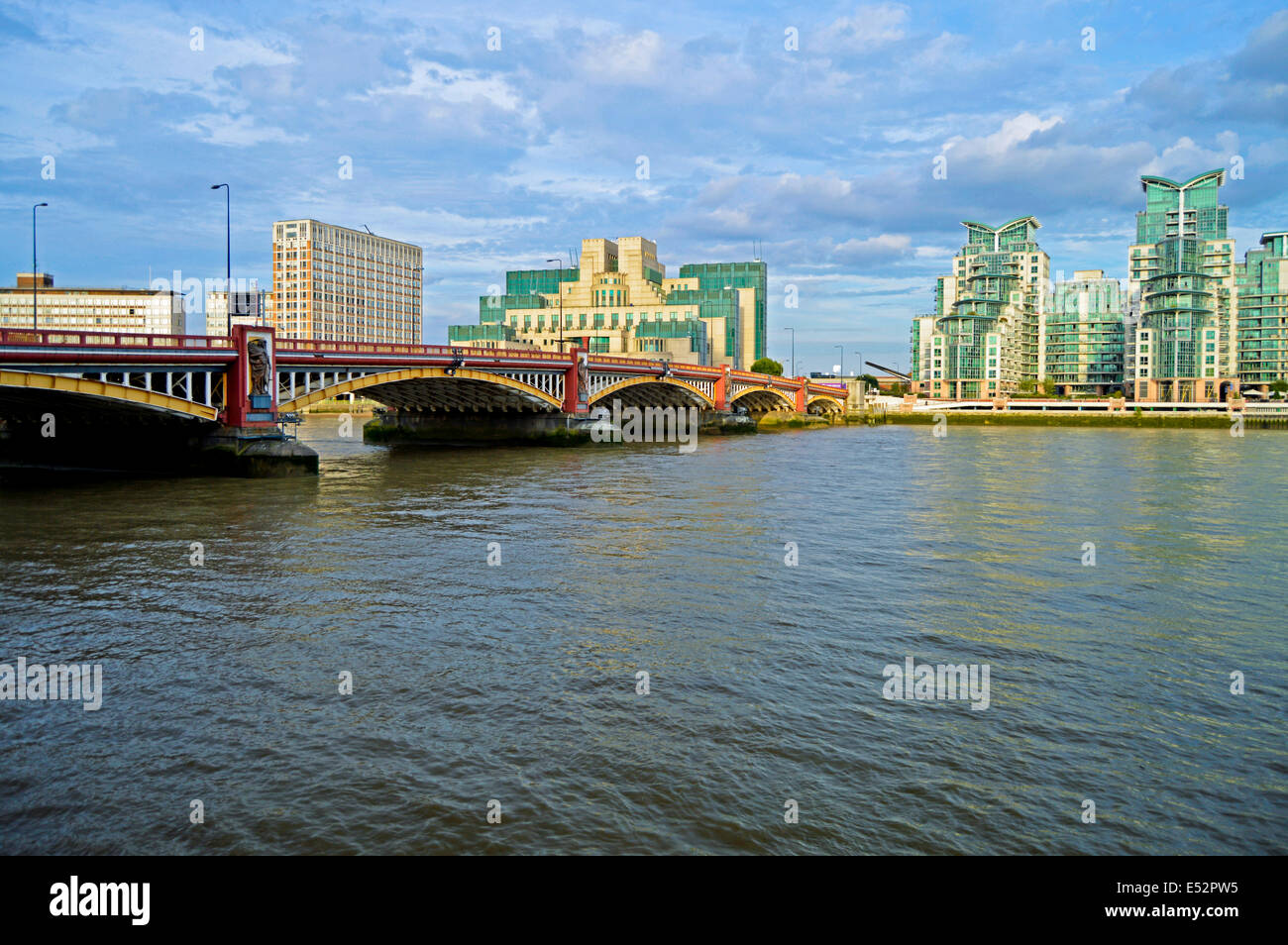 British intelligence service mi6 headquarters hi-res stock photography ...