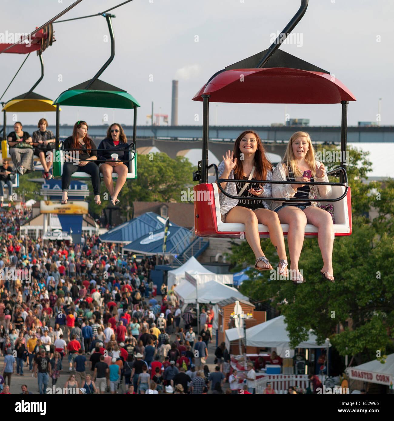 Waving smiling happy crowds hi-res stock photography and images - Alamy