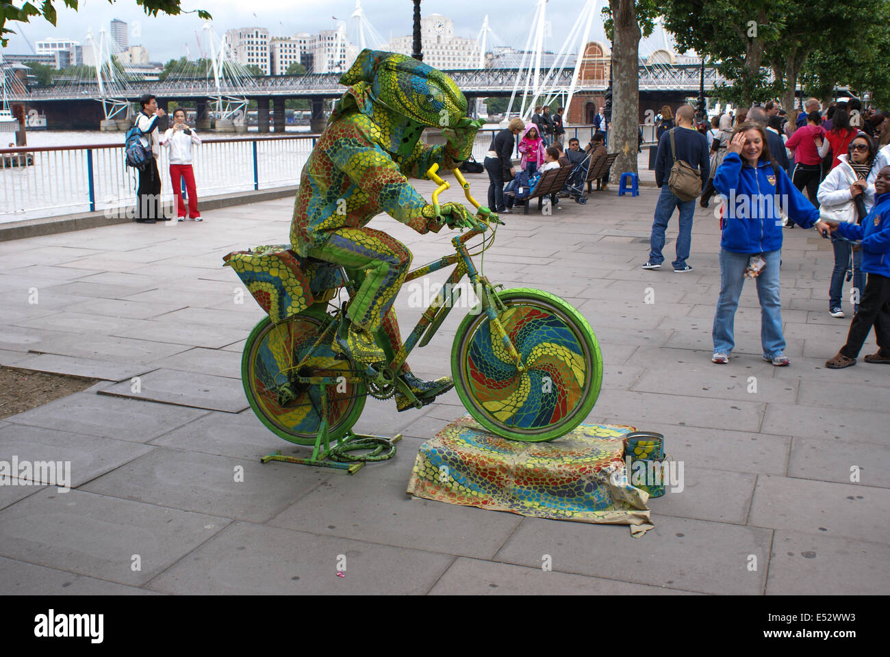 Street entertainer london hi-res stock photography and images - Alamy