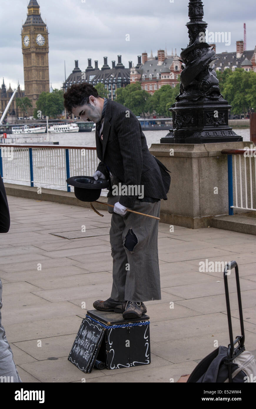 London`s street comedian Stock Photo - Alamy