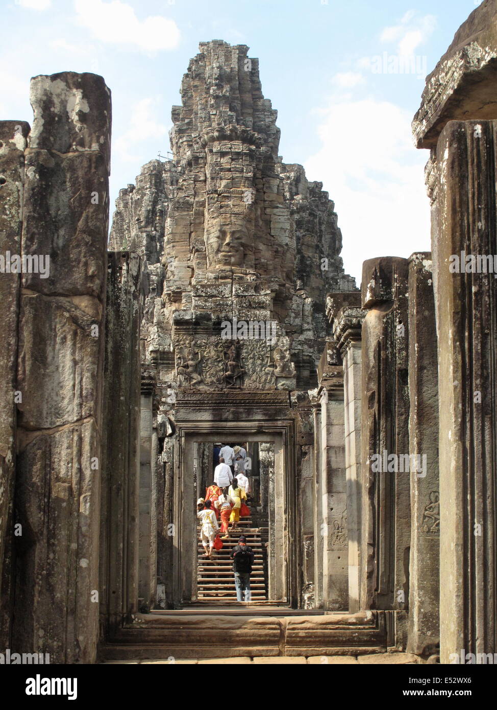 thronging the Angkor wat Stock Photo - Alamy