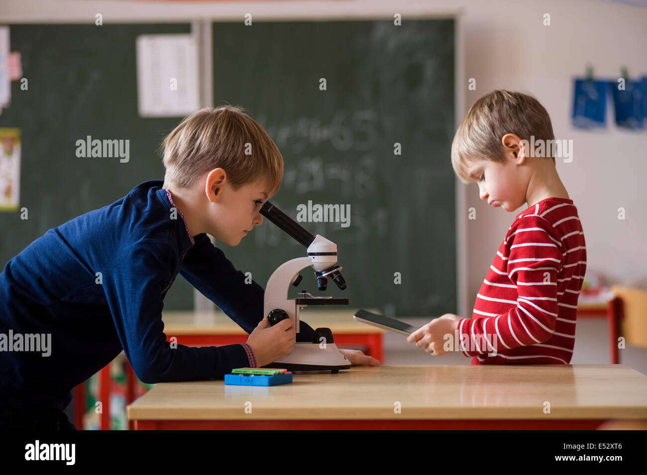 School microscope classroom hi-res stock photography and images - Alamy