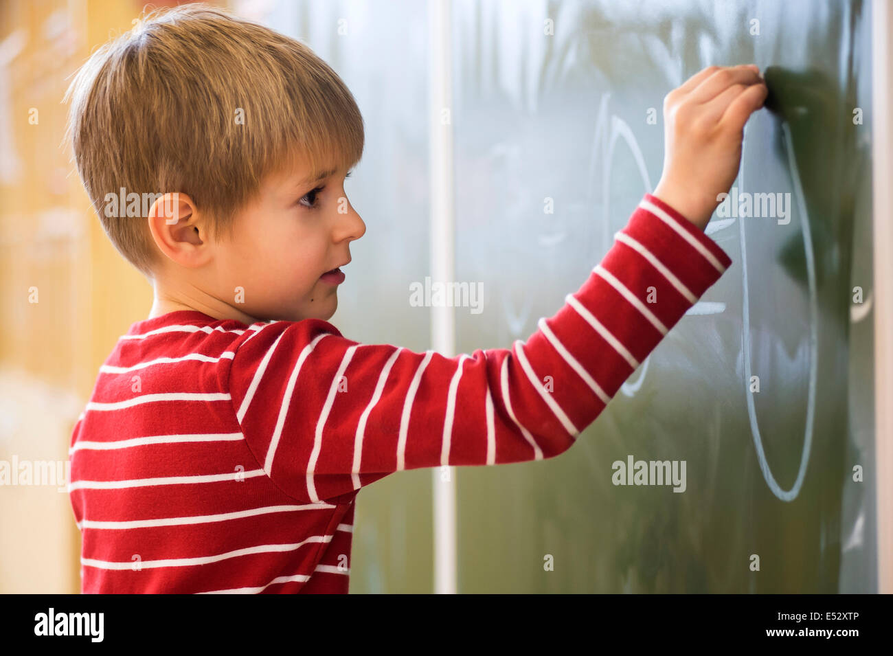 Primary school front on hi-res stock photography and images - Alamy