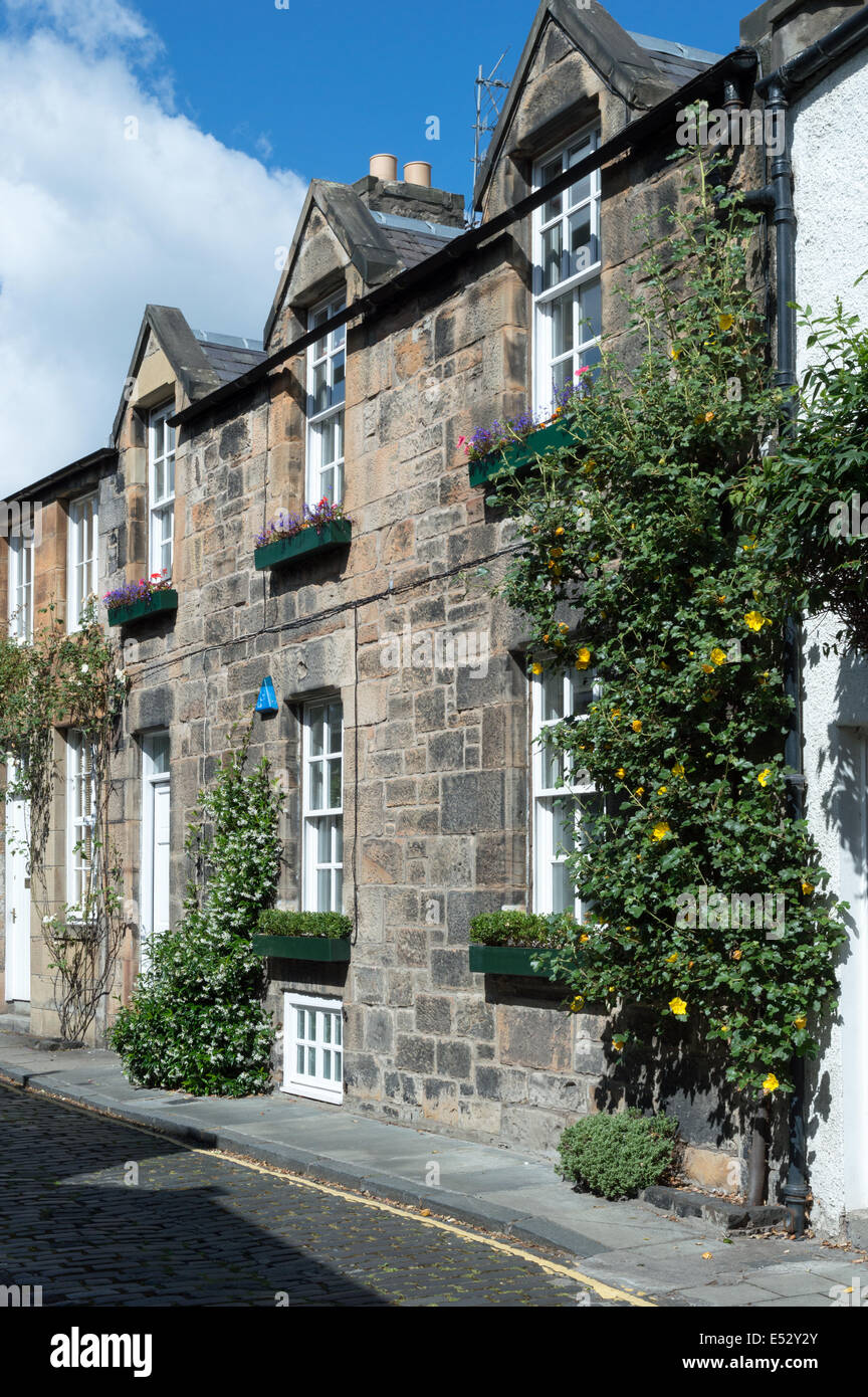 Mews cottages in Circus Lane, Edinburgh New Town Stock Photo - Alamy