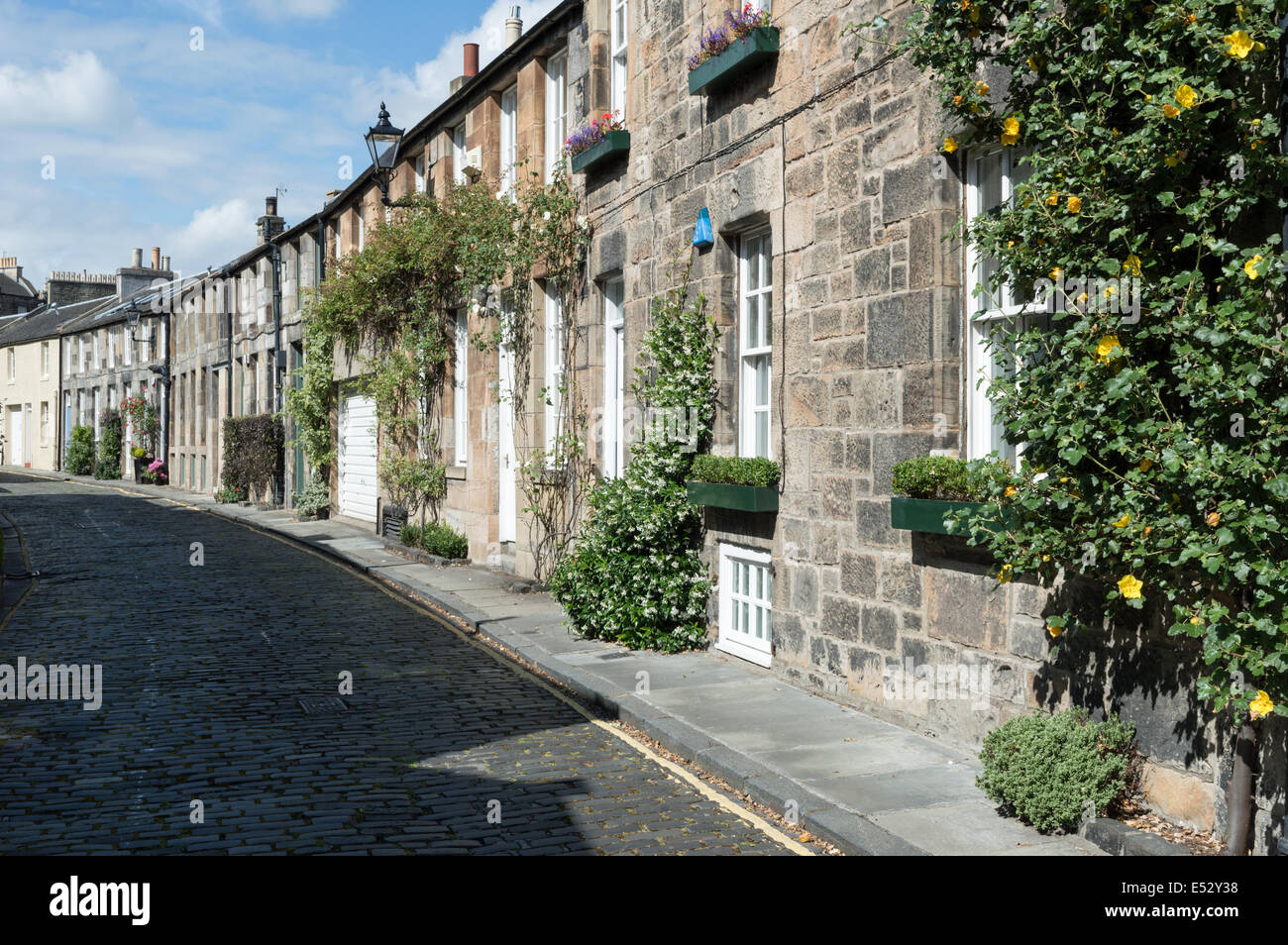 Mews cottages in Circus Lane, Edinburgh New Town Stock Photo - Alamy