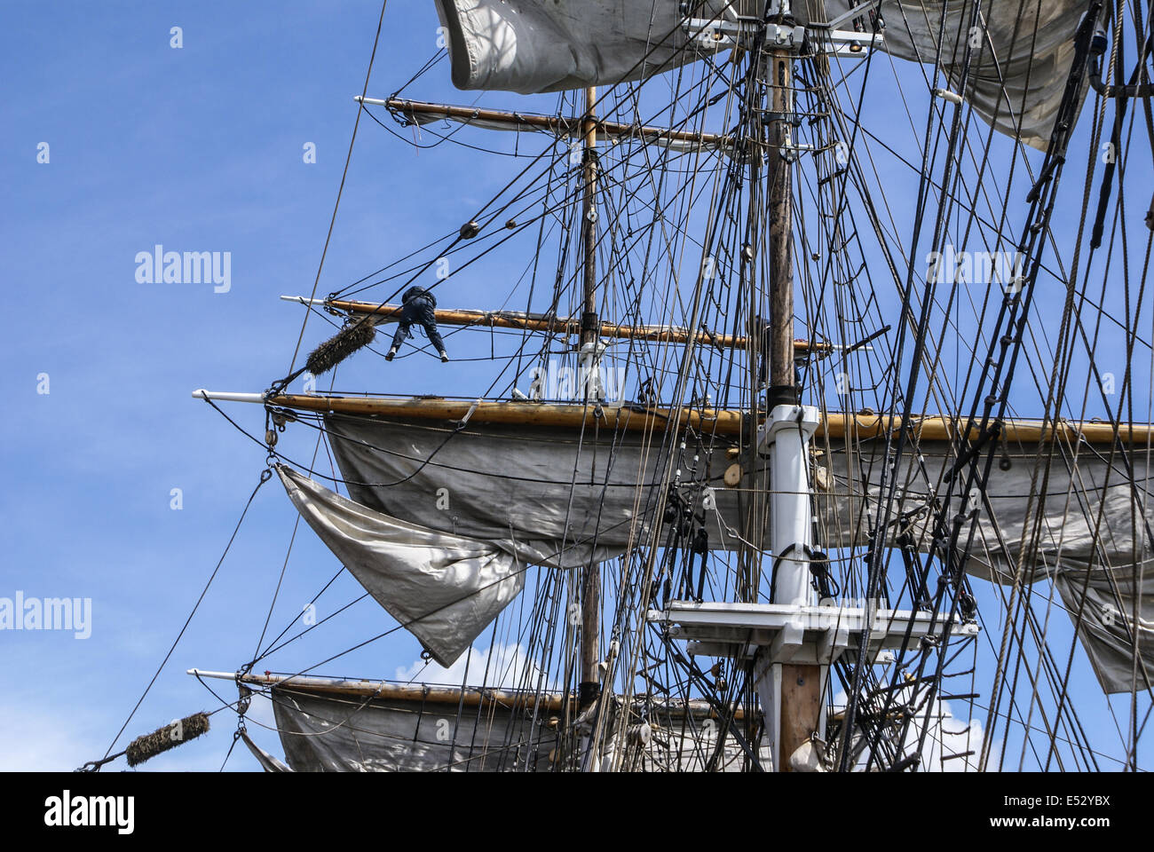 Large mast of an old sailing ship Stock Photo - Alamy