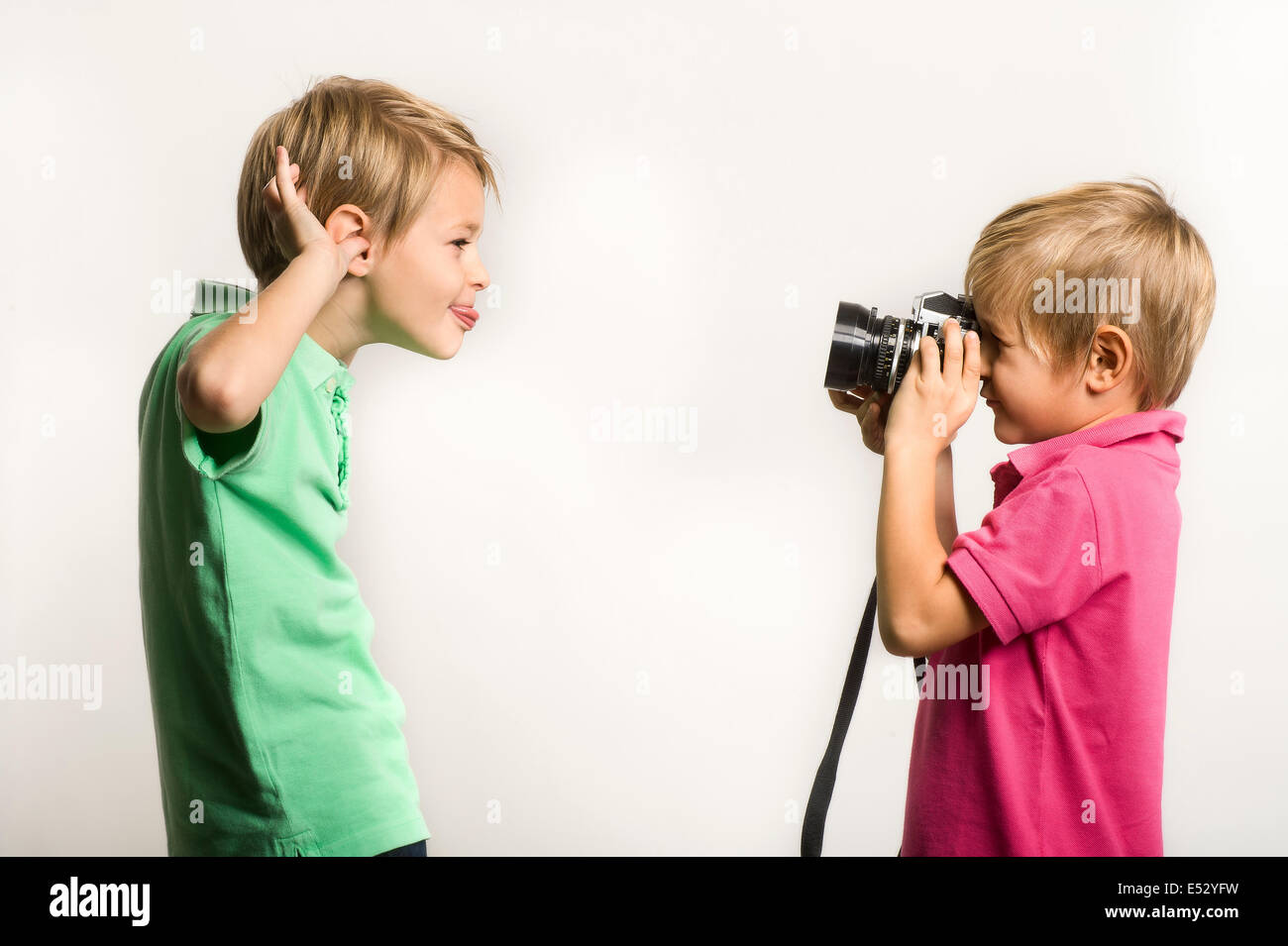 Boys taking photographs hi-res stock photography and images - Alamy