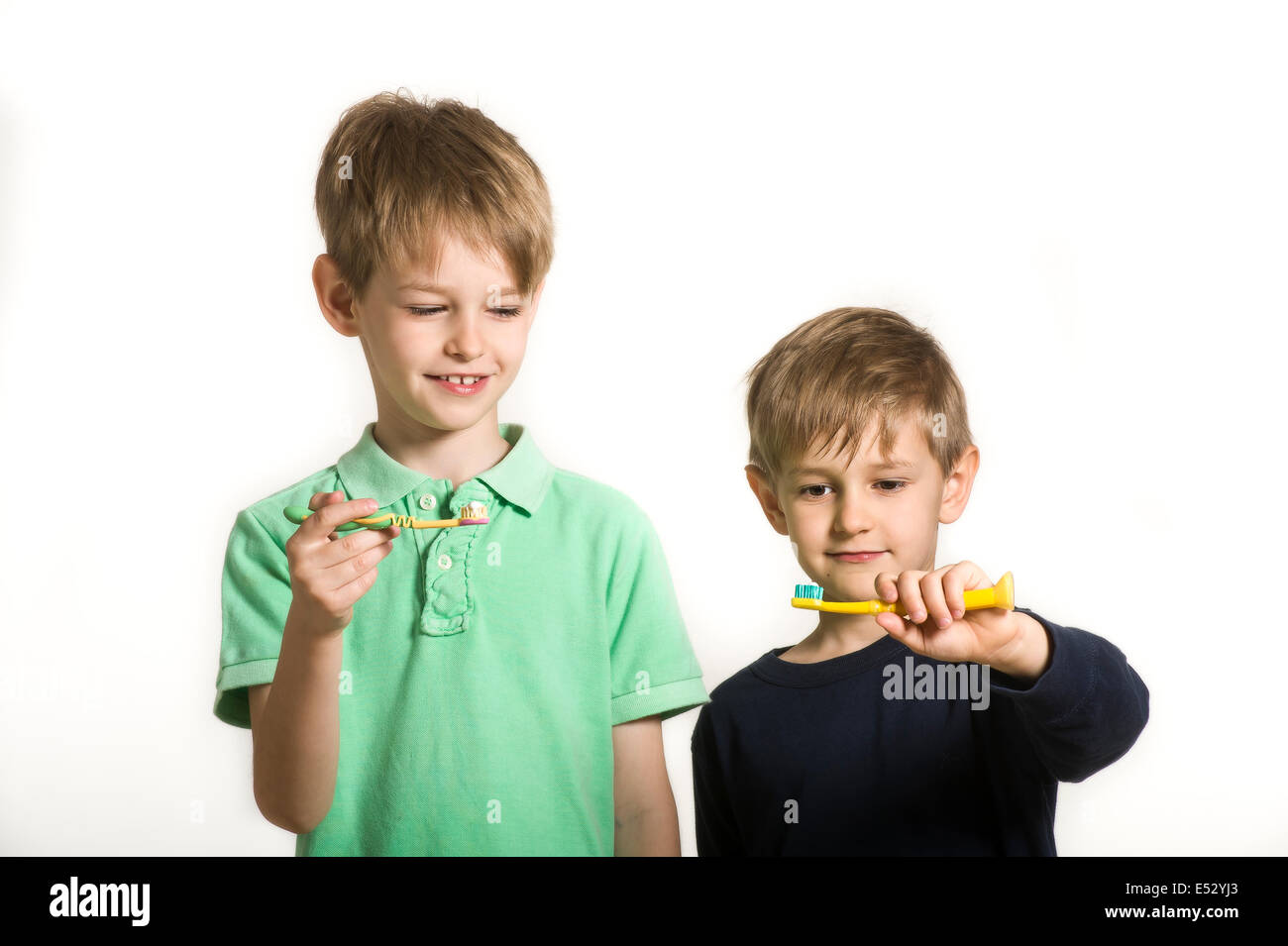 young brothers brushing teeth Stock Photo - Alamy