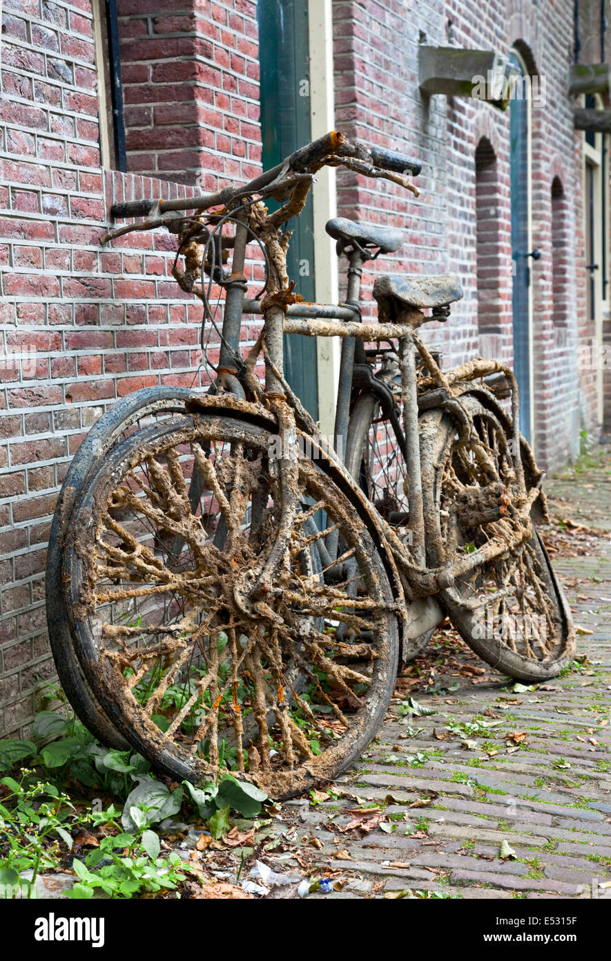 Rusty bicycles hi-res stock photography and images - Alamy