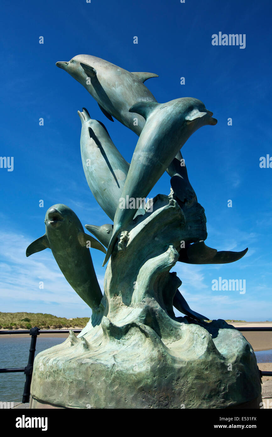 Statue of dolphins hi-res stock photography and images - Alamy
