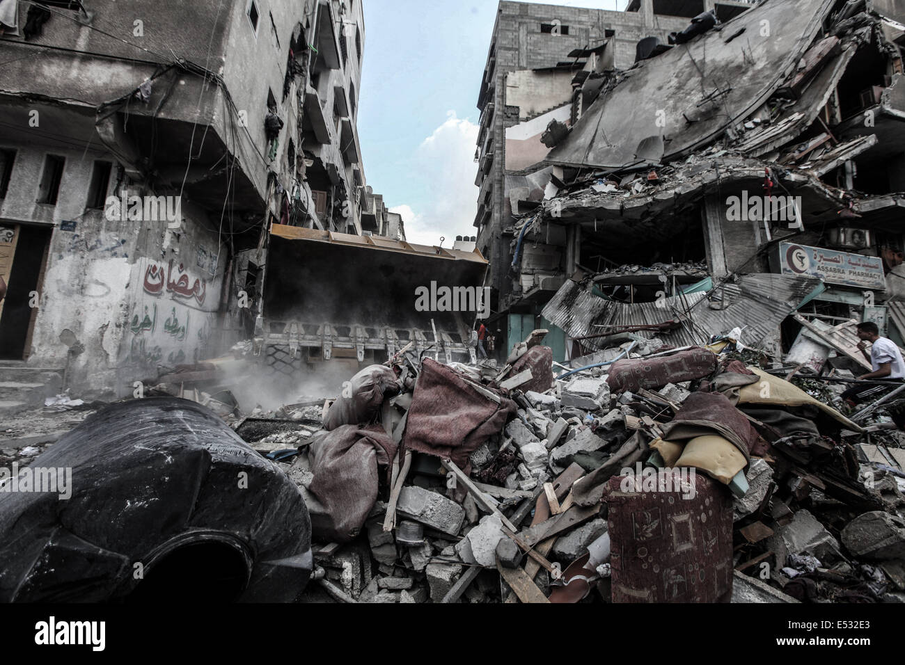 Gaza, Palestinian Territories. 18th July, 2014. Palestinians inspect ...