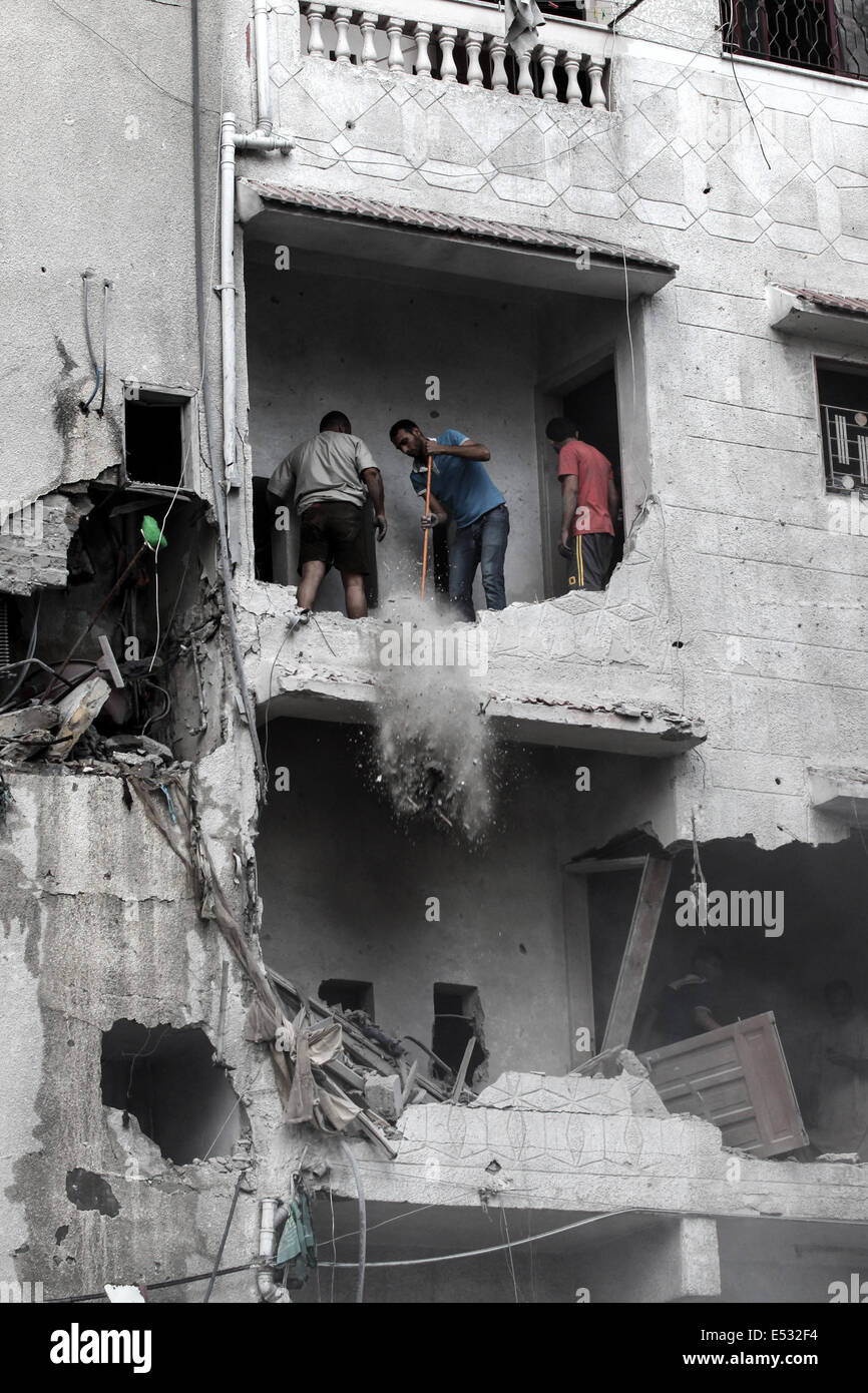 Gaza, Palestinian Territories. 18th July, 2014. Palestinians inspect ...