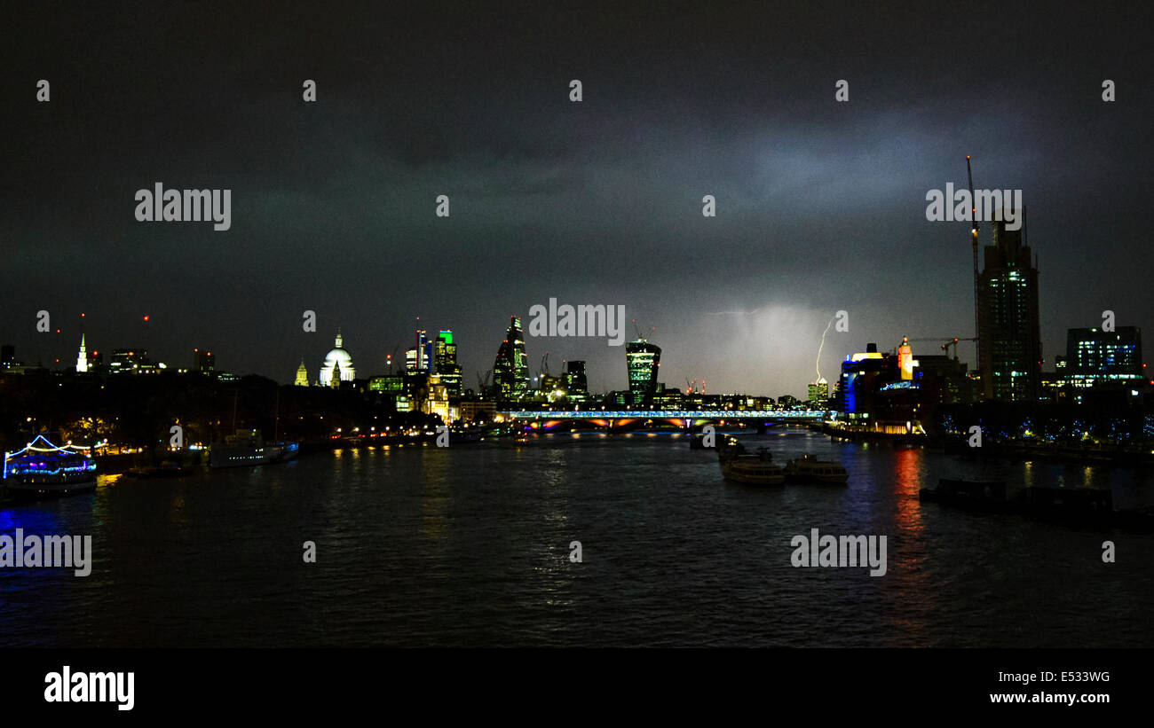 London lightning canary wharf hi-res stock photography and images - Alamy