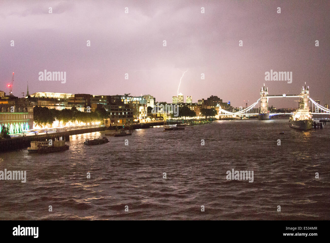 Lightning london skyline hi-res stock photography and images - Alamy