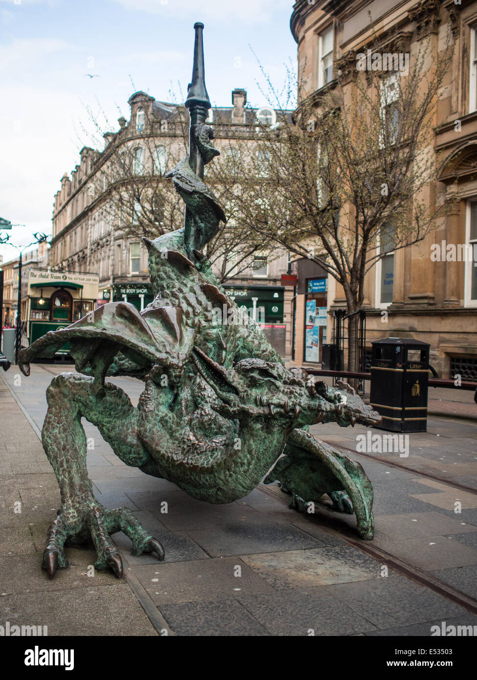 Dragon sculpture in Dundee street Stock Photo - Alamy
