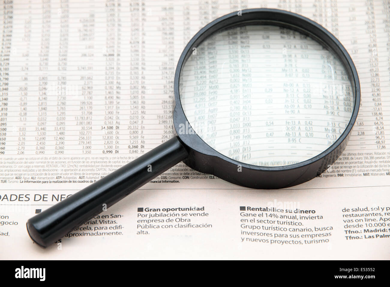 Newspaper magnifying glass hi-res stock photography and images - Alamy