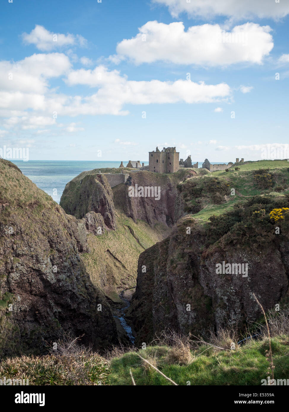Cliffs at dunnottar castle hi-res stock photography and images - Alamy